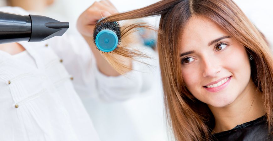 Comment réaliser un brushing parfait : astuces et étapes